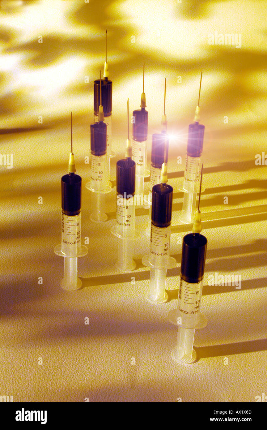 Multiple syringes with coloured background Stock Photo - Alamy