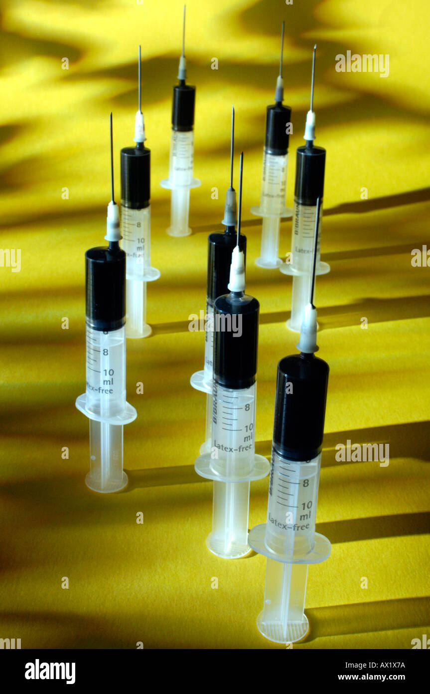 Multiple syringes with coloured background Stock Photo - Alamy
