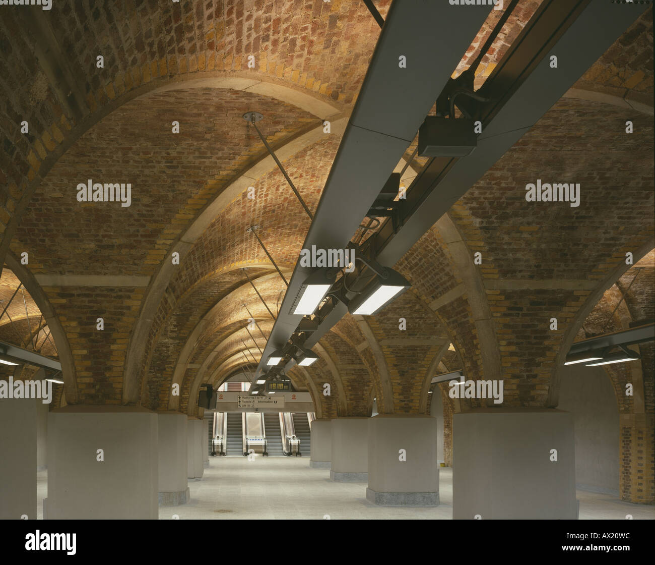 LONDON BRIDGE UNDERGROUND STATION, JUBILEE LINE, LONDON, UK Stock Photo ...