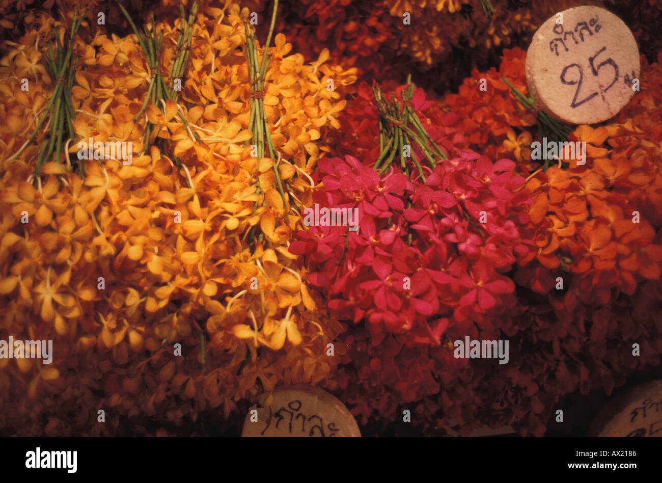Bunches of flowers hi-res stock photography and images - Alamy