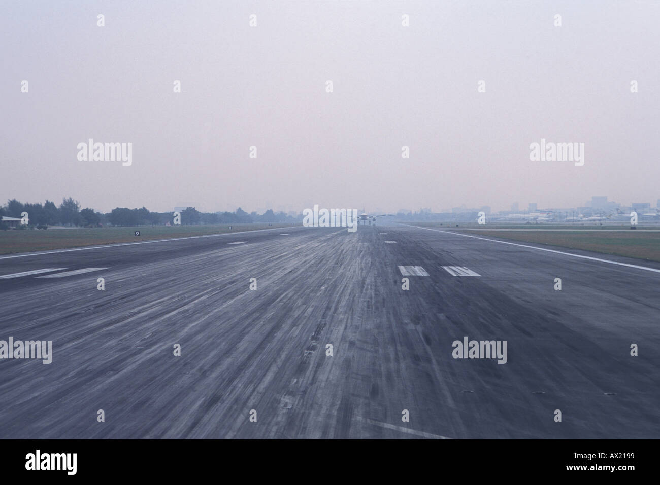 Fog runway hi-res stock photography and images - Alamy