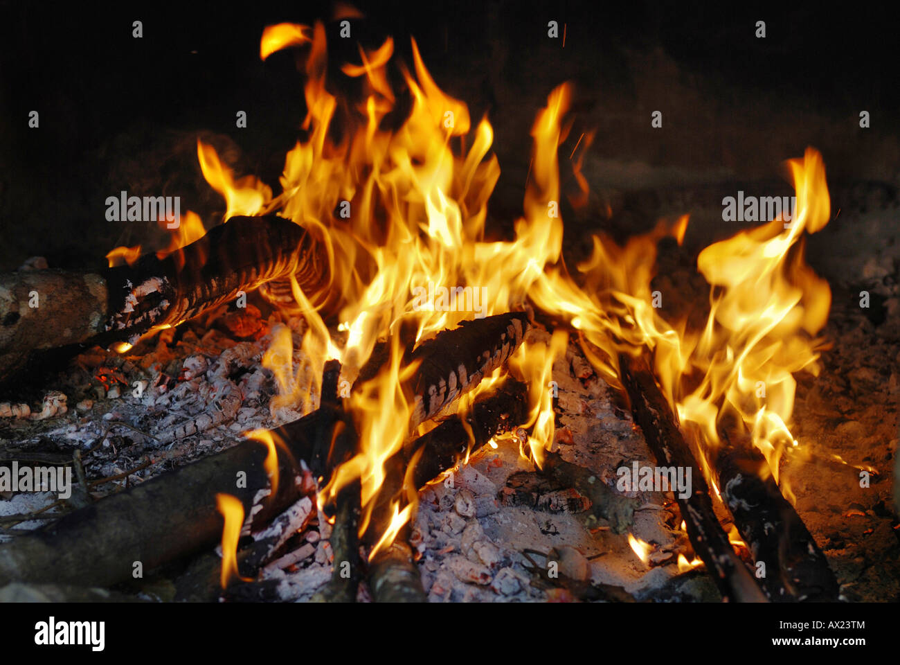 Burning wood hi-res stock photography and images - Alamy