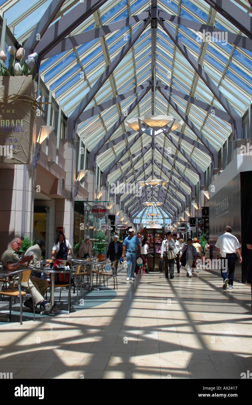 A shopping mall courtyard hi-res stock photography and images - Alamy