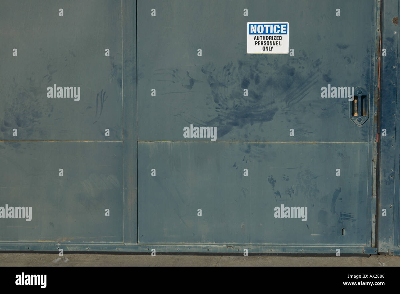 Authorized personal only sign hi-res stock photography and images - Alamy