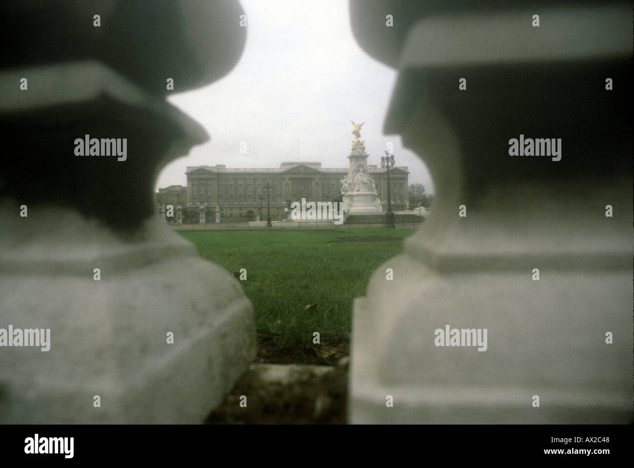 Buckingham Palace London View through pillars Stock Photo - Alamy