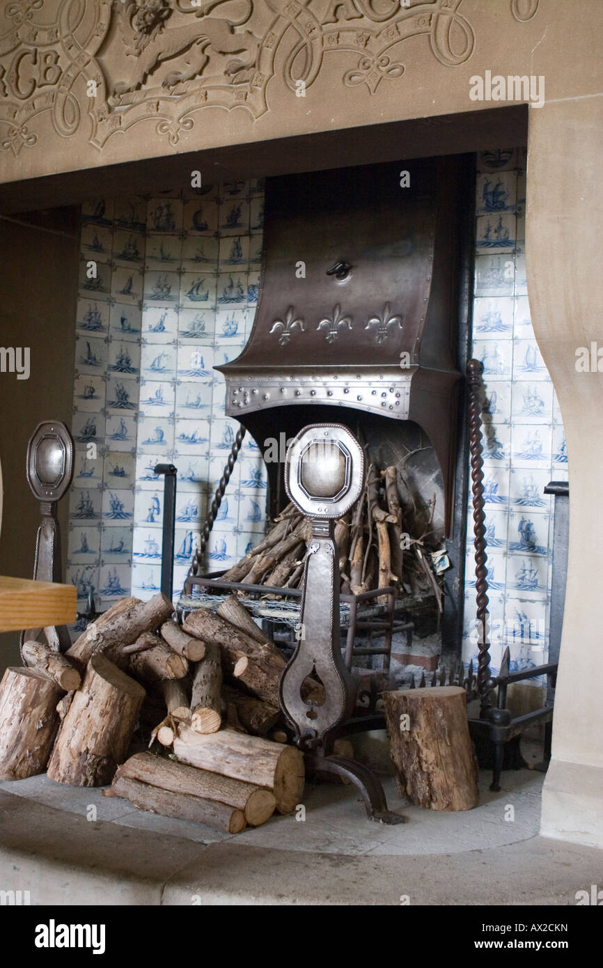 Huge fireplace hi-res stock photography and images - Alamy