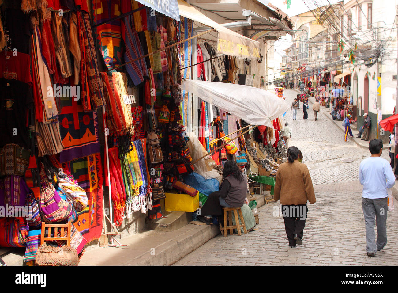 Quechua bolivia busy market hi-res stock photography and images - Alamy