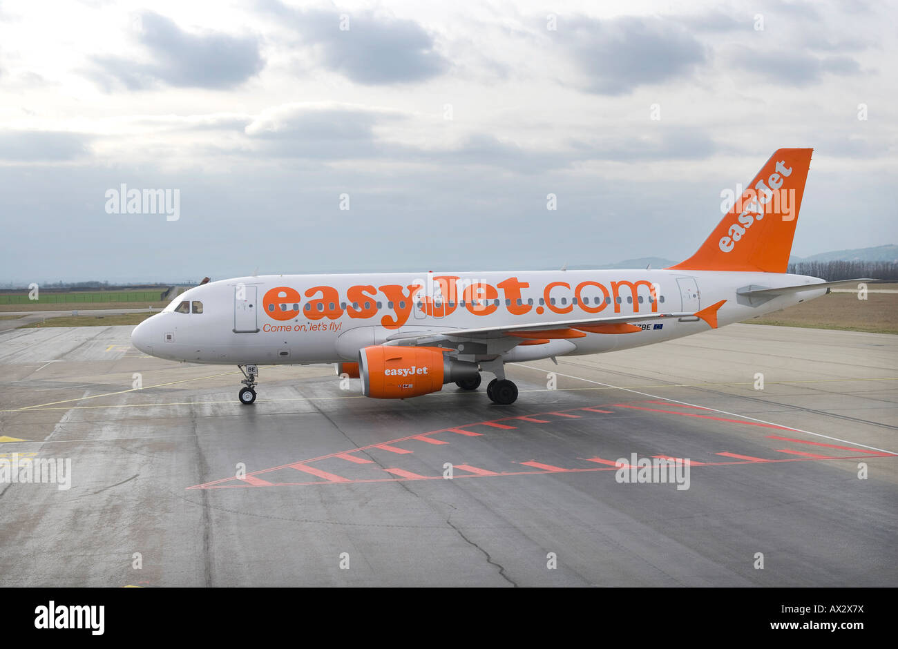 Easyjet aircraft logo hi-res stock photography and images - Alamy