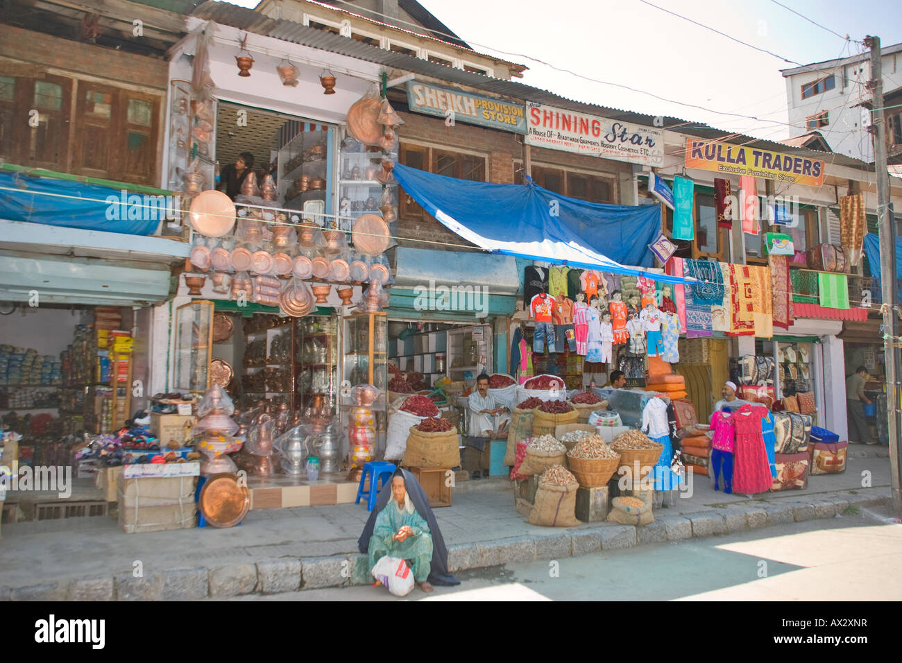 Row of shops india hi-res stock photography and images - Alamy