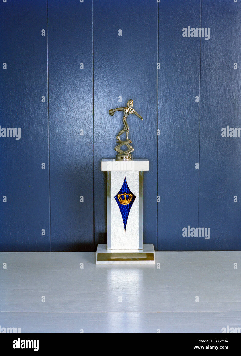 Gold figure trophy hi-res stock photography and images - Alamy