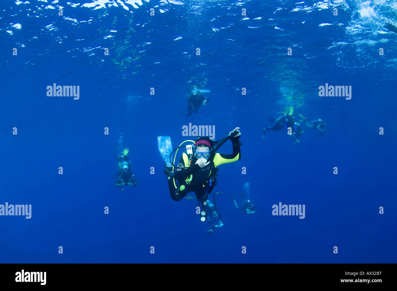 Scuba divers descending hi-res stock photography and images - Alamy