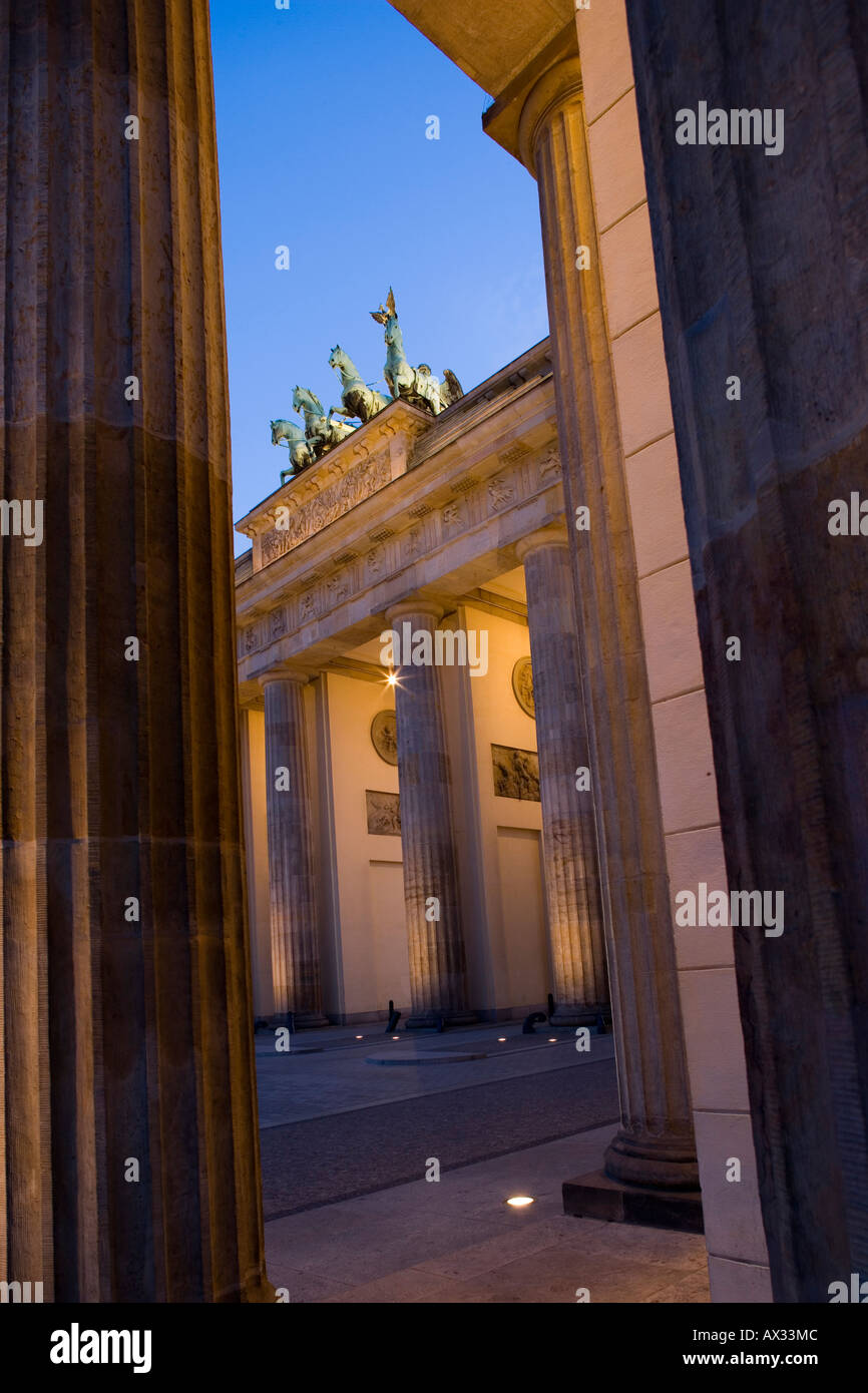 Roman quadriga statues hi-res stock photography and images - Alamy