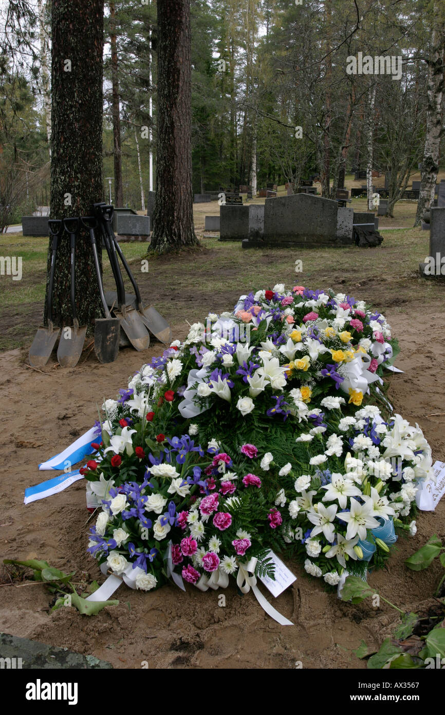 fresh grave with flowers and farewell greetings Stock Photo - Alamy