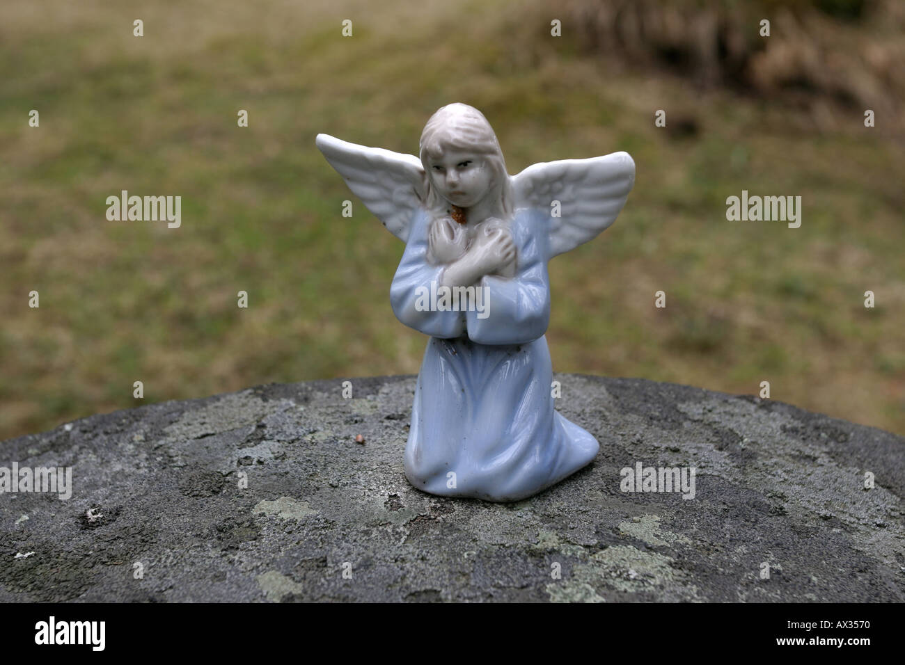 Angel statue wings grave hi-res stock photography and images - Alamy