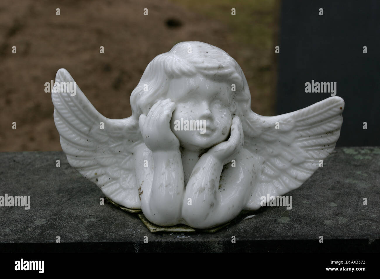Small angel statue hi-res stock photography and images - Alamy