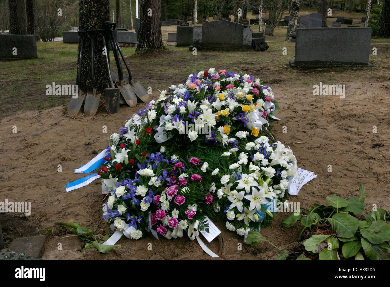 fresh grave with flowers and farewell greetings Stock Photo - Alamy