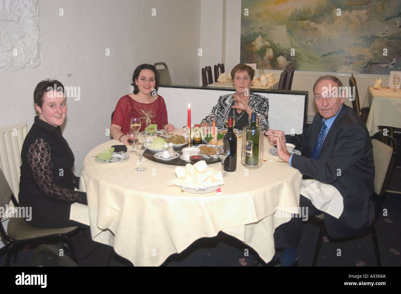 Family eating meal in Chinese Restaurant Stock Photo - Alamy