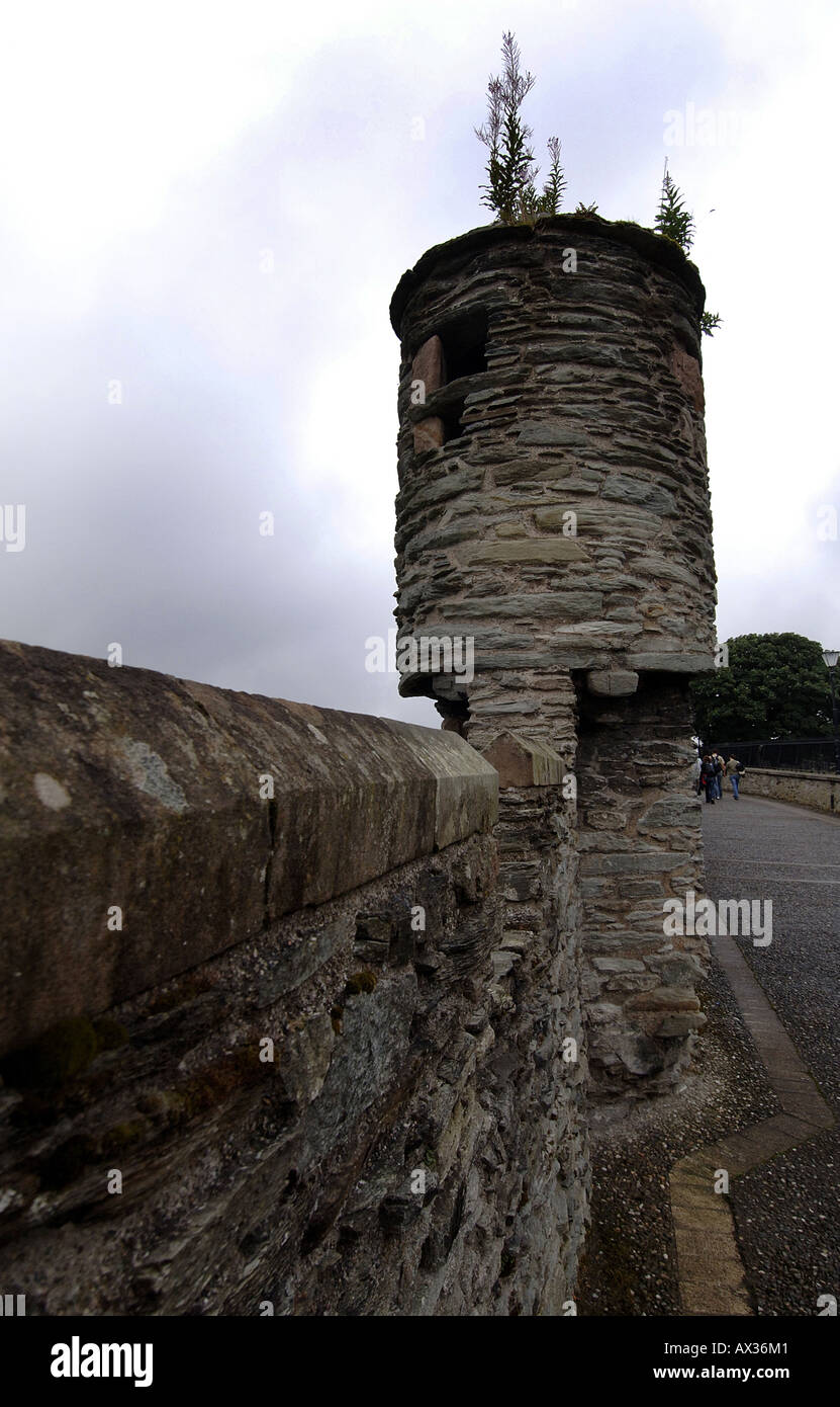 Derrys famous walls that withstood an historic seige in the 1600s ...
