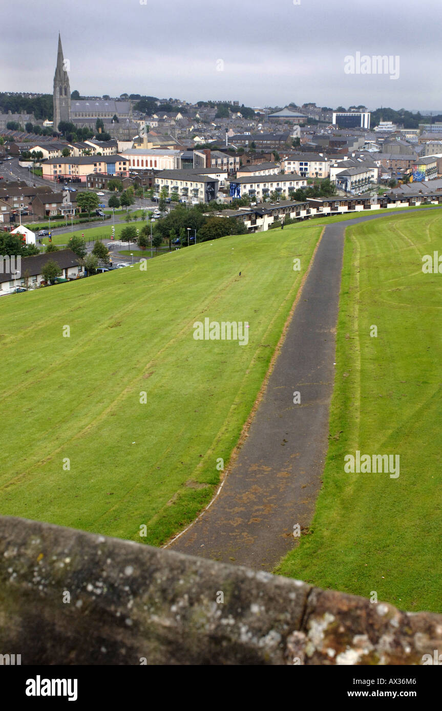 Derrys famous walls that withstood an historic seige in the 1600s ...