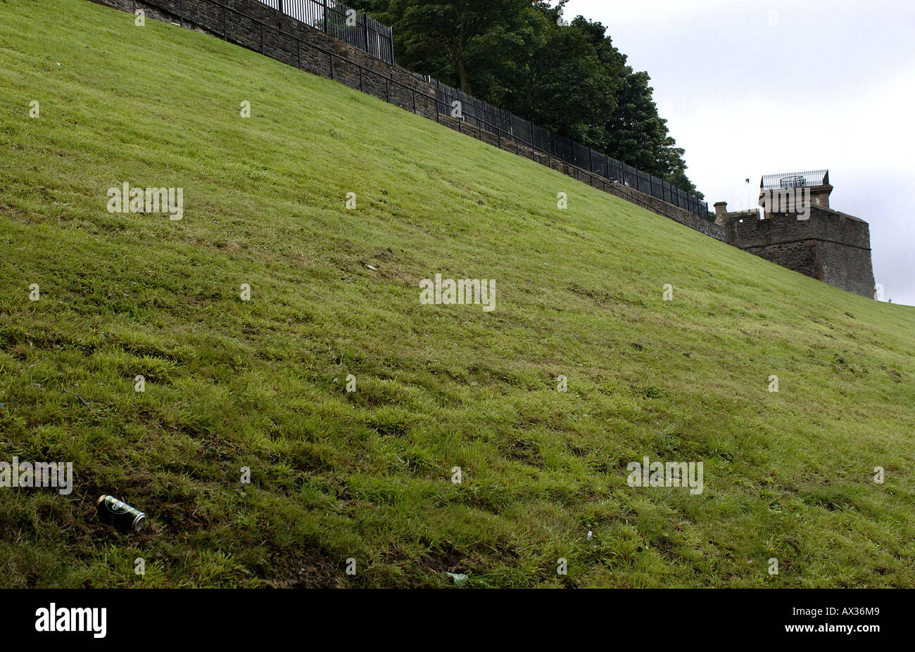 Derrys famous walls that withstood an historic seige in the 1600s ...