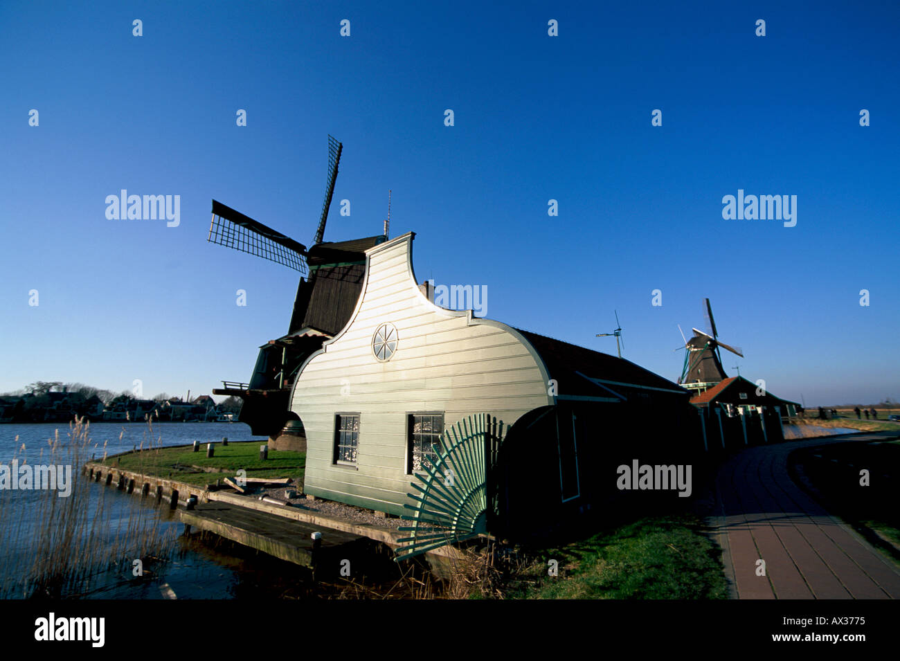 17th century dutch windmills hi-res stock photography and images - Alamy