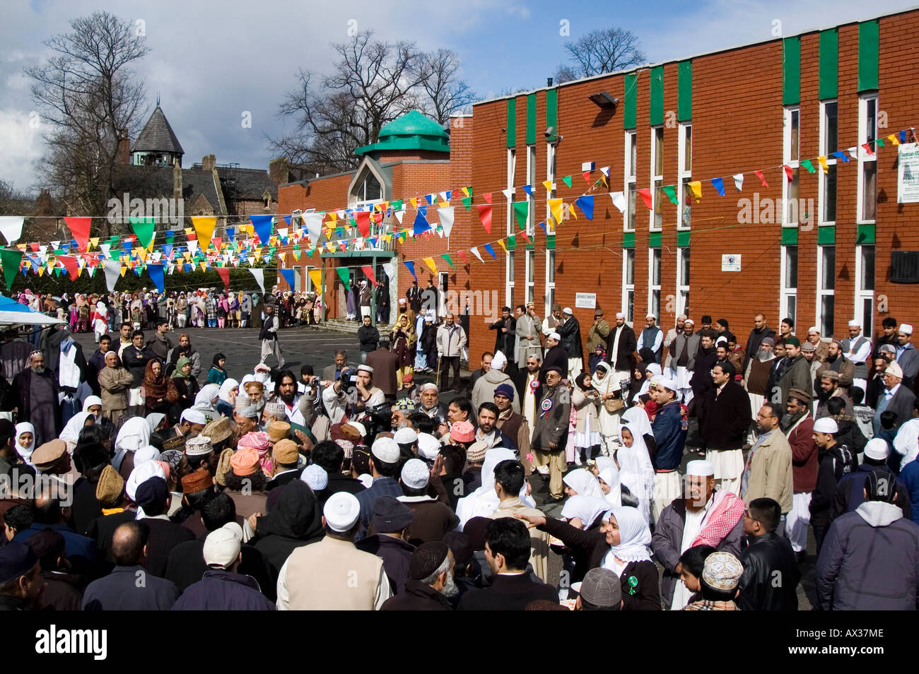 Mosque uk outside hi-res stock photography and images - Alamy