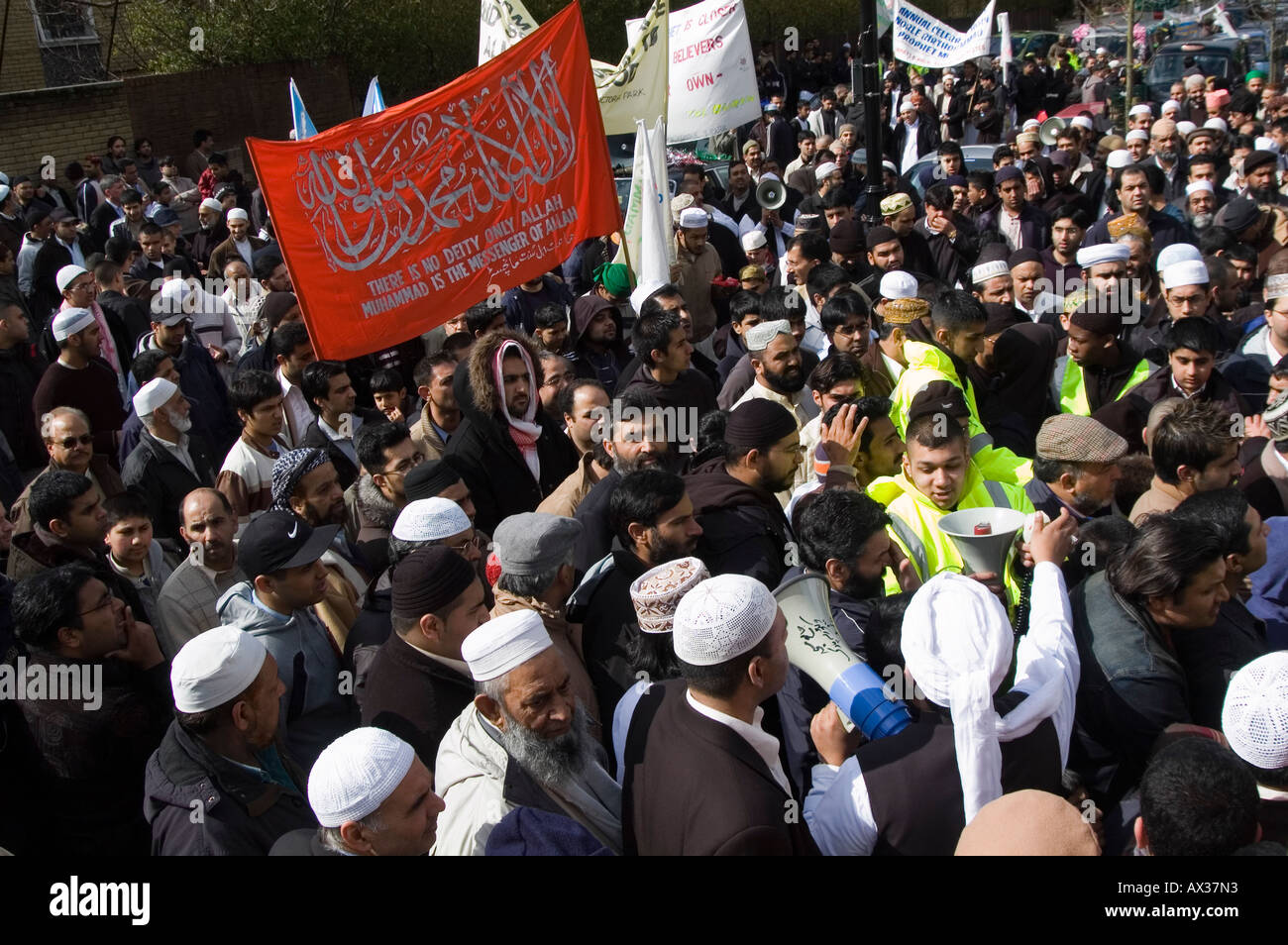 Muslims in britain hi-res stock photography and images - Alamy