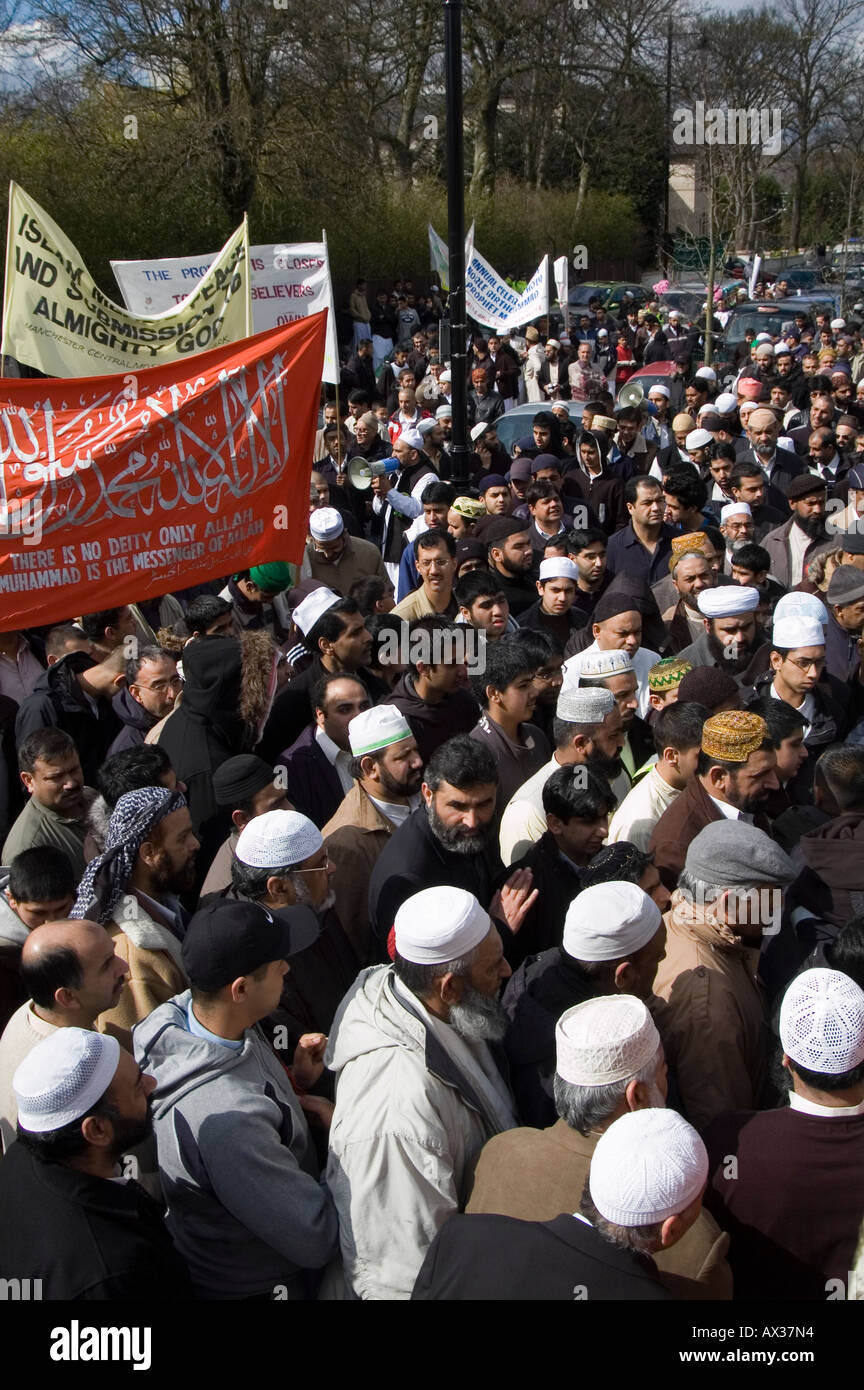 Muslims marching hi-res stock photography and images - Alamy