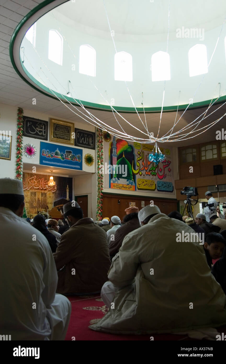 British muslims praying hi-res stock photography and images - Alamy