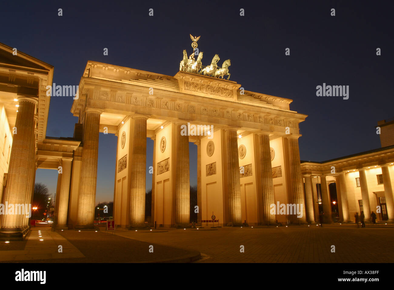 Berlin brandenburger gate Brandenburger Tor Pariser Platz Paris square ...