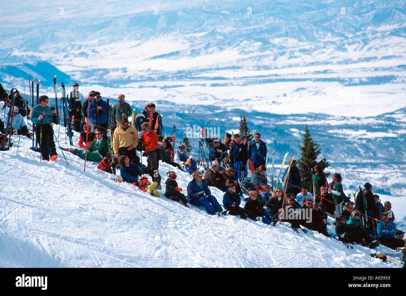 Ski area crowd hi-res stock photography and images - Alamy