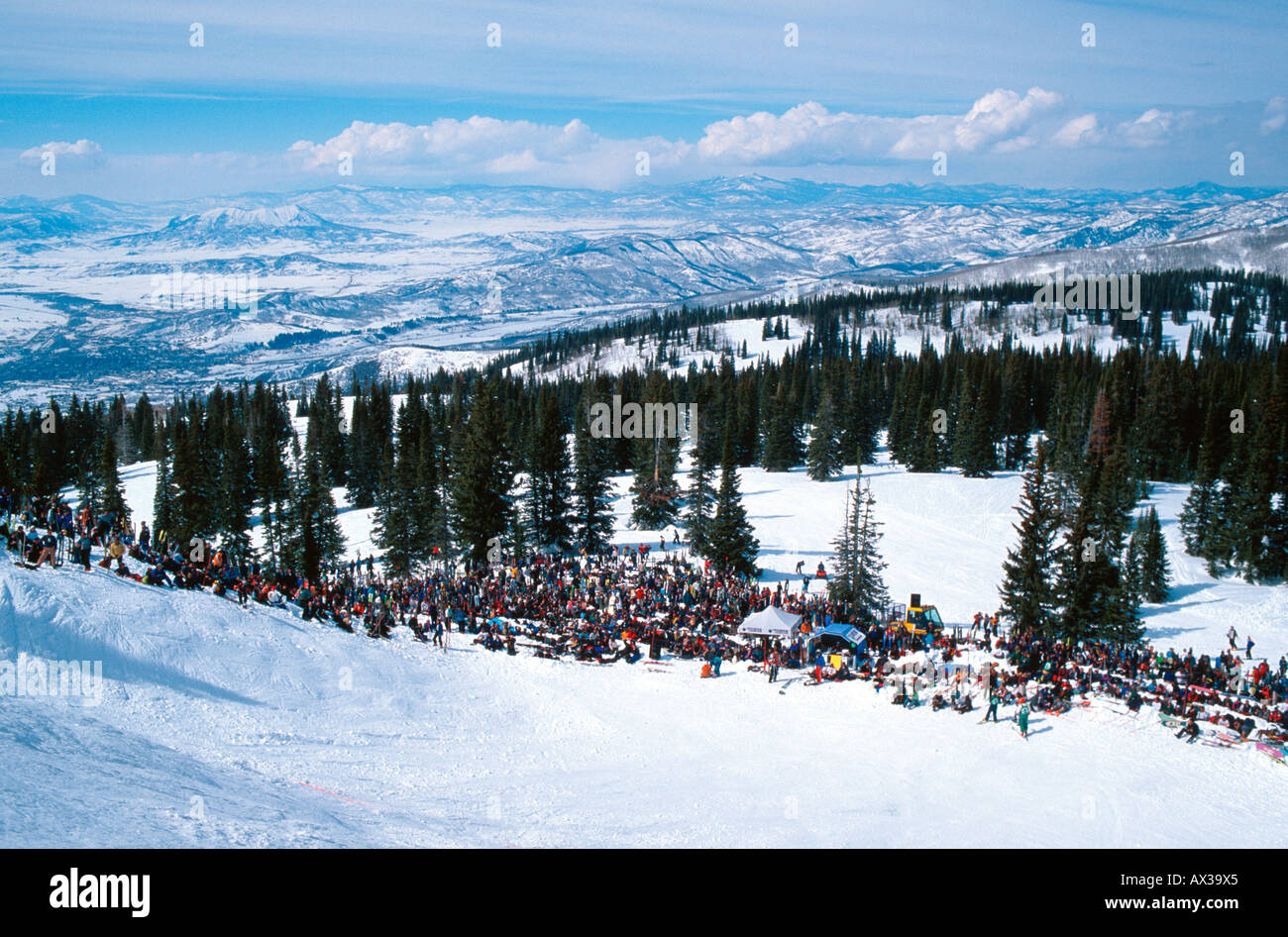 Ski area crowd hi-res stock photography and images - Alamy