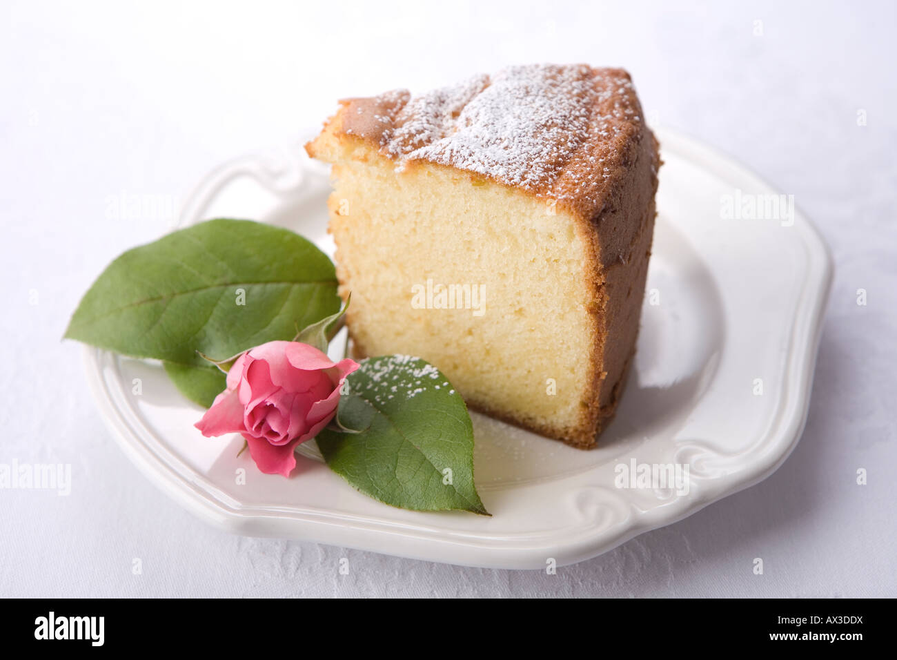 Cake with slice hi-res stock photography and images - Alamy