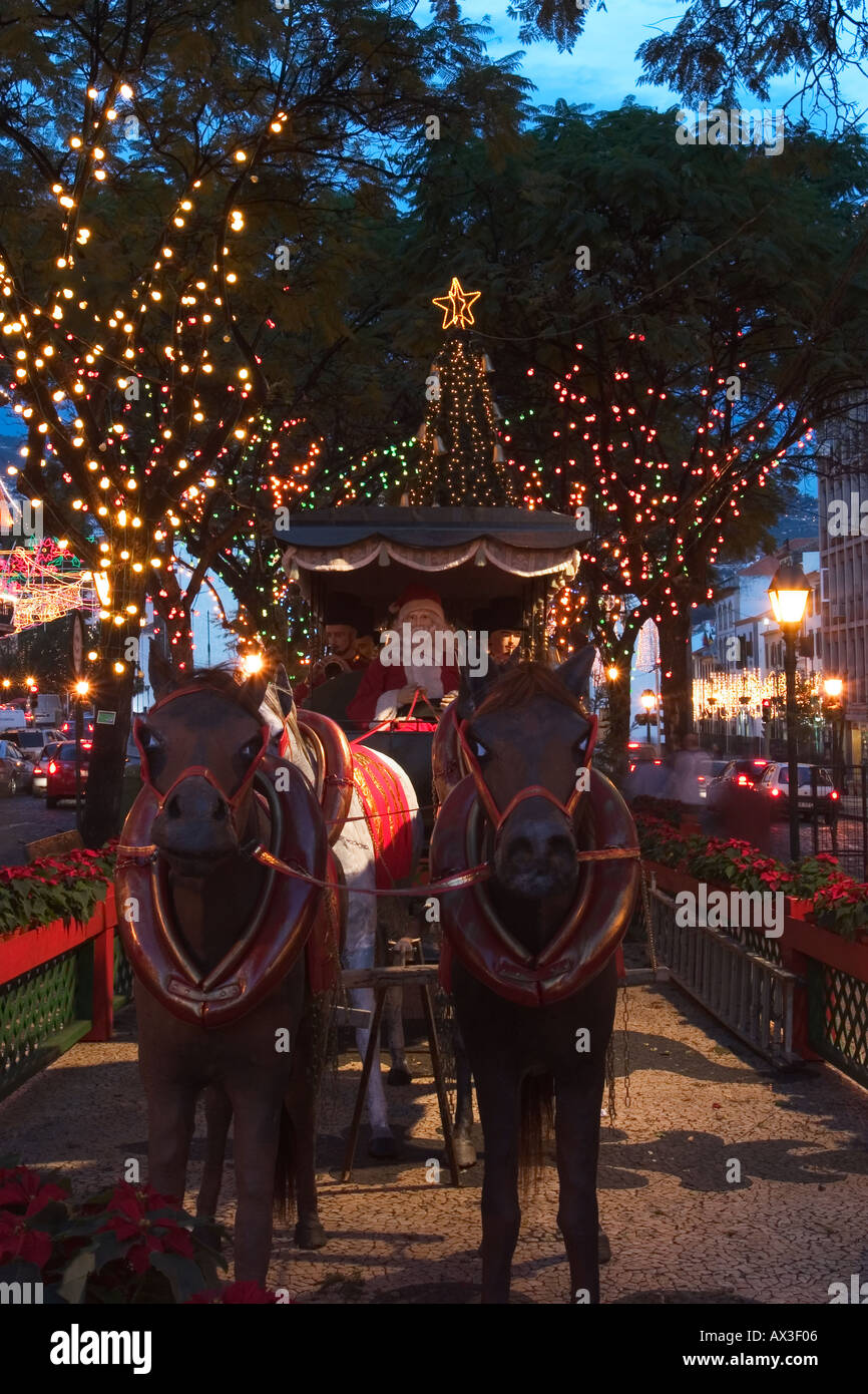 Horse drawn carriage santa hi-res stock photography and images - Alamy
