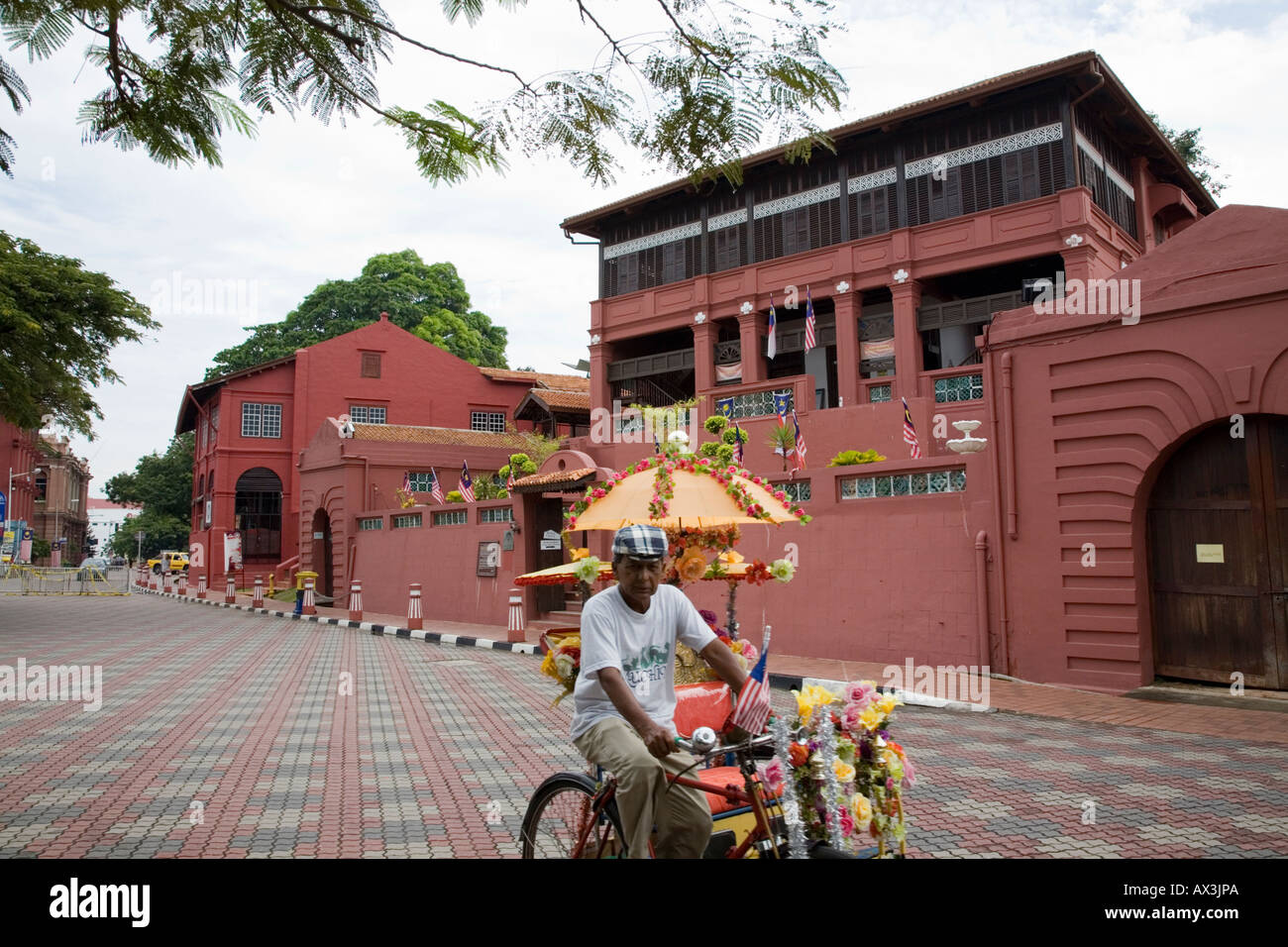 Old melaka islamic council building hi-res stock photography and images ...