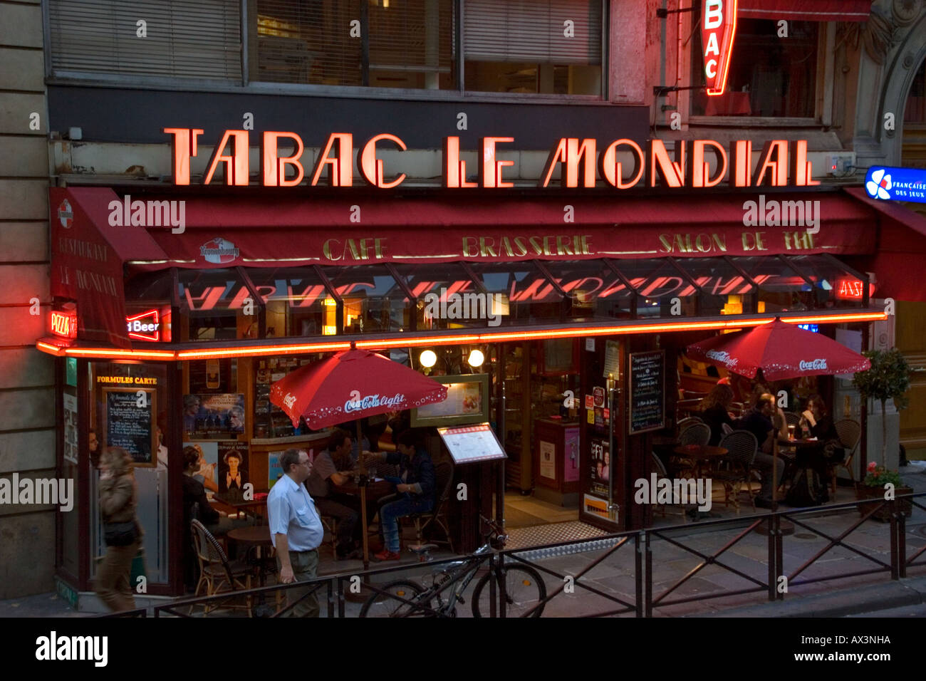 Tourists taking an early evening dring in a Paris roadside cafe Stock ...