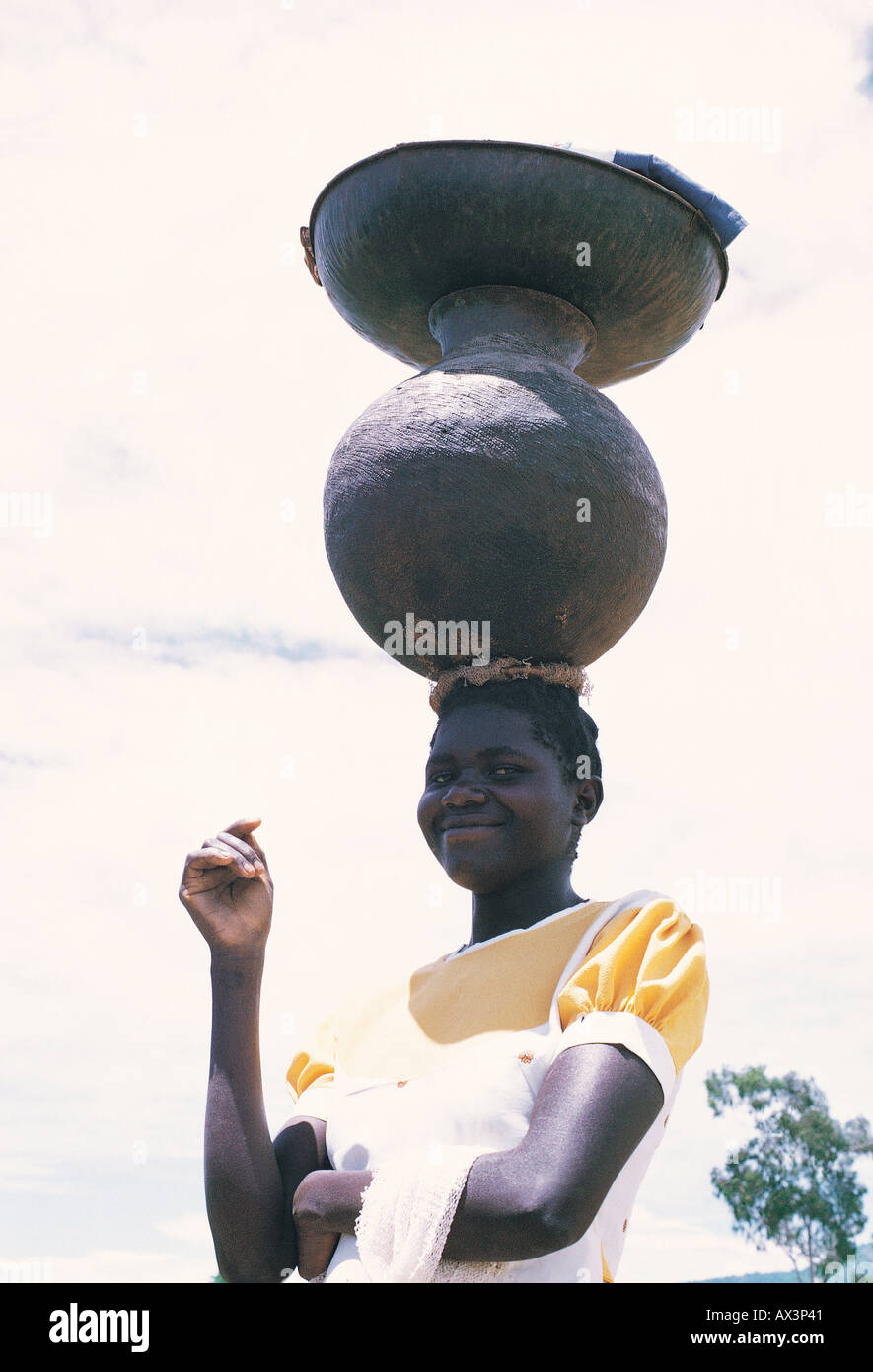 African woman carrying pot on her head hi-res stock photography and ...