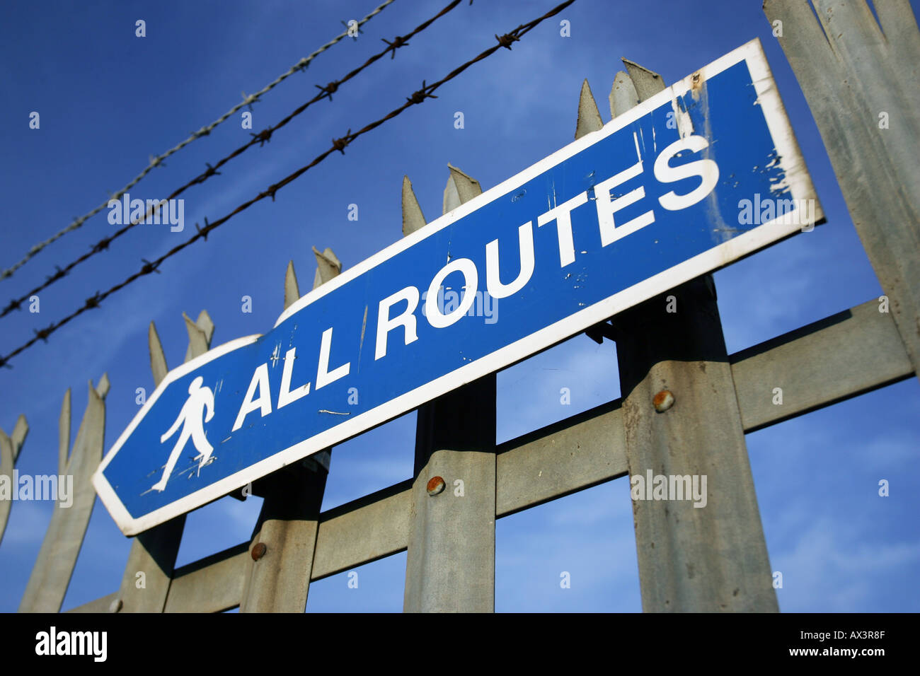 Sign showing walking route Stock Photo - Alamy