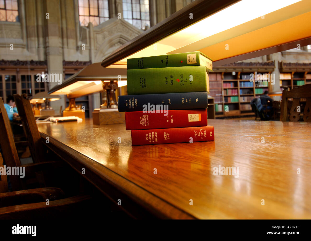 Reading under a lamp hi-res stock photography and images - Alamy