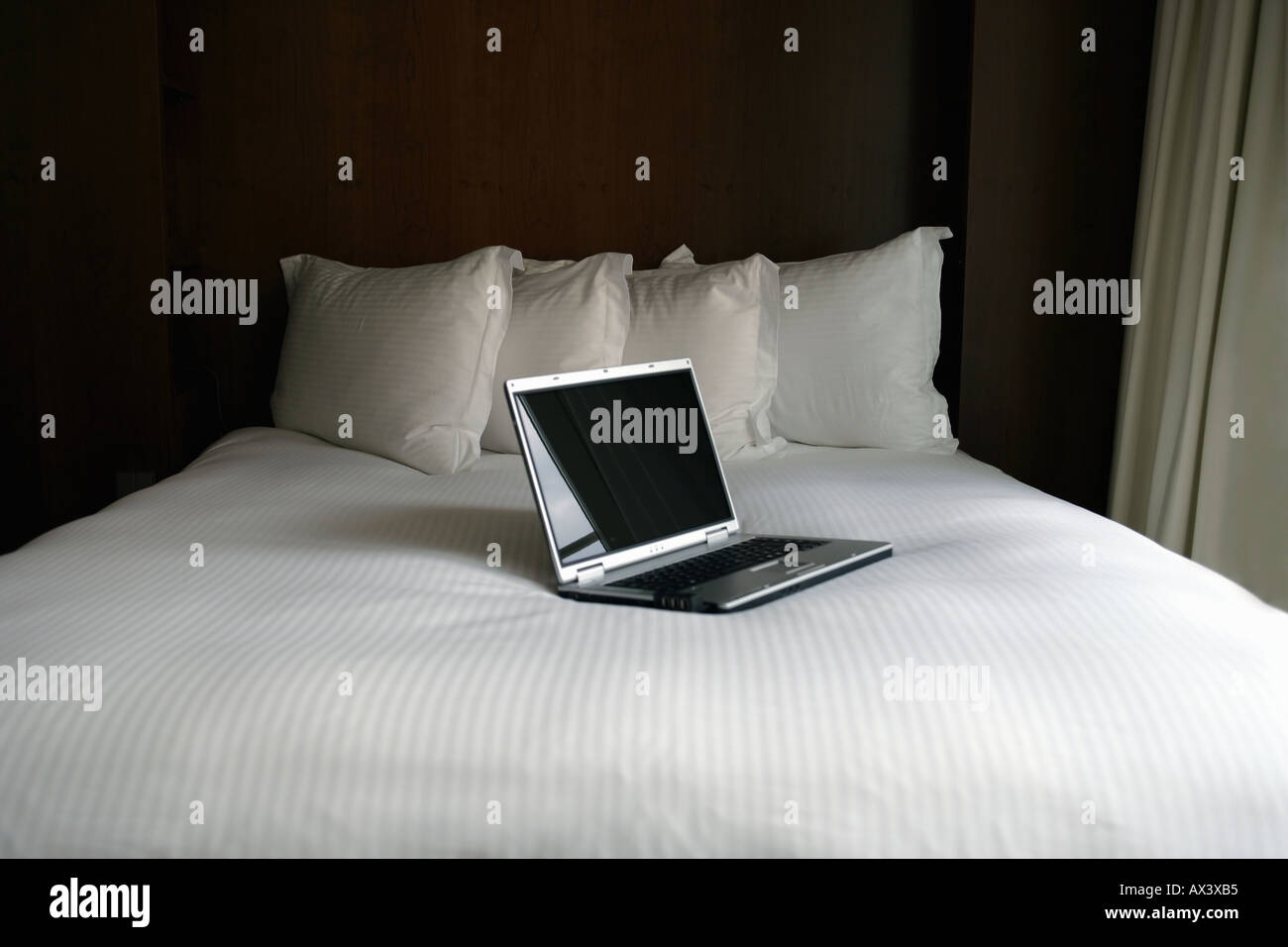 Computer in bed dark hi-res stock photography and images - Alamy