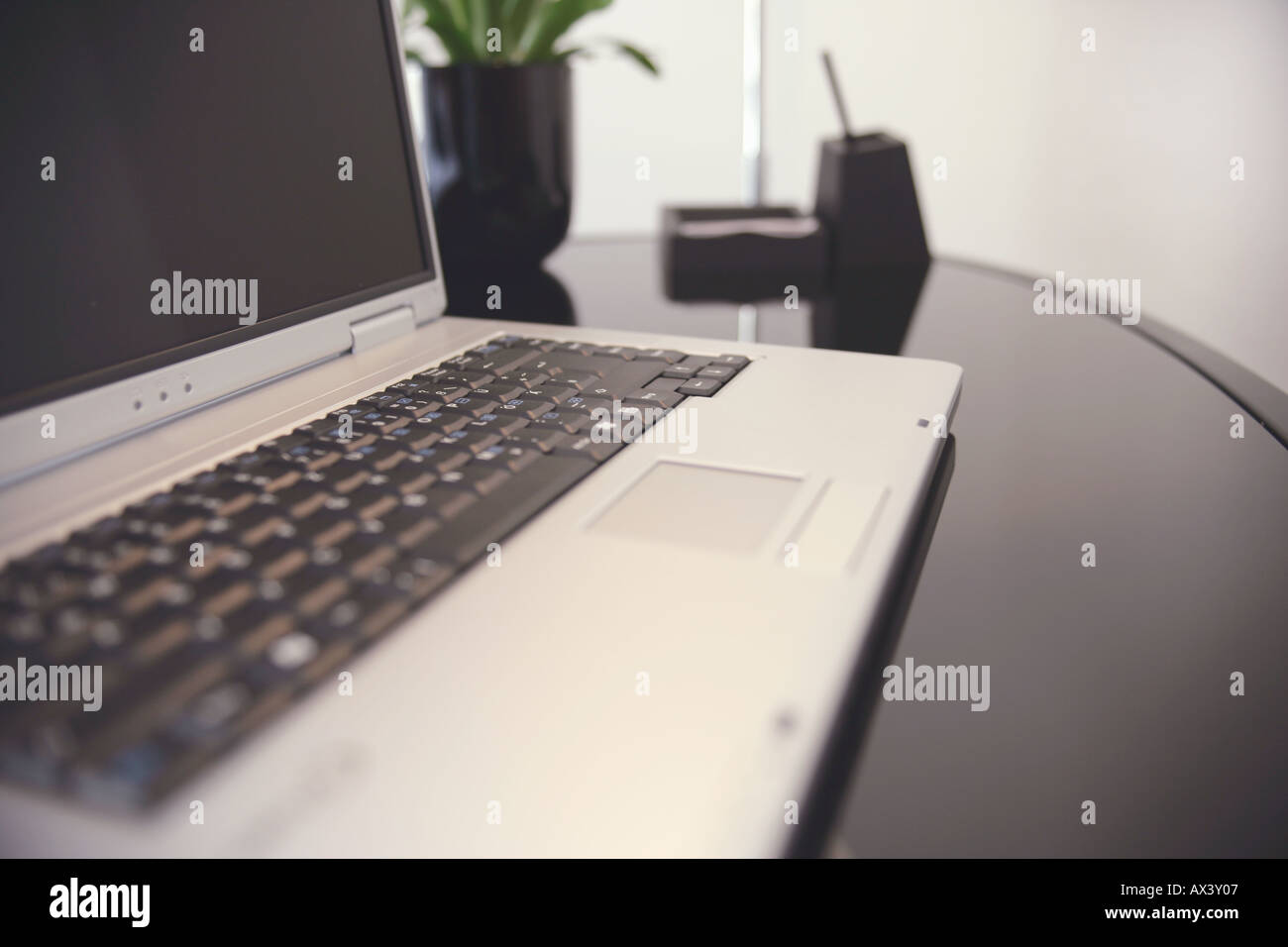 Silver laptop side view black hi-res stock photography and images - Alamy