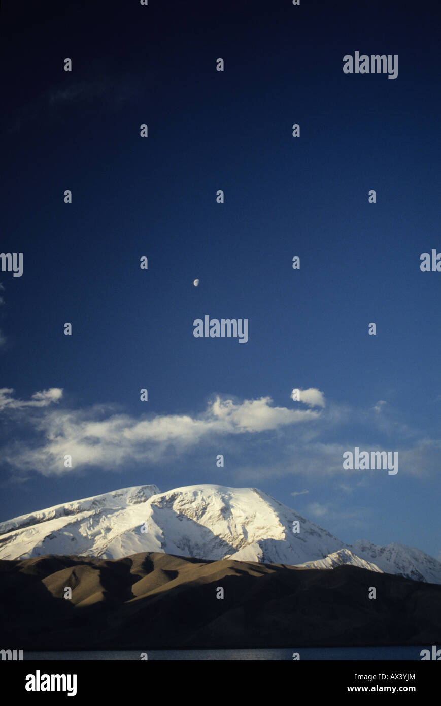 Khunjerab pass karakoram highway hi-res stock photography and images ...