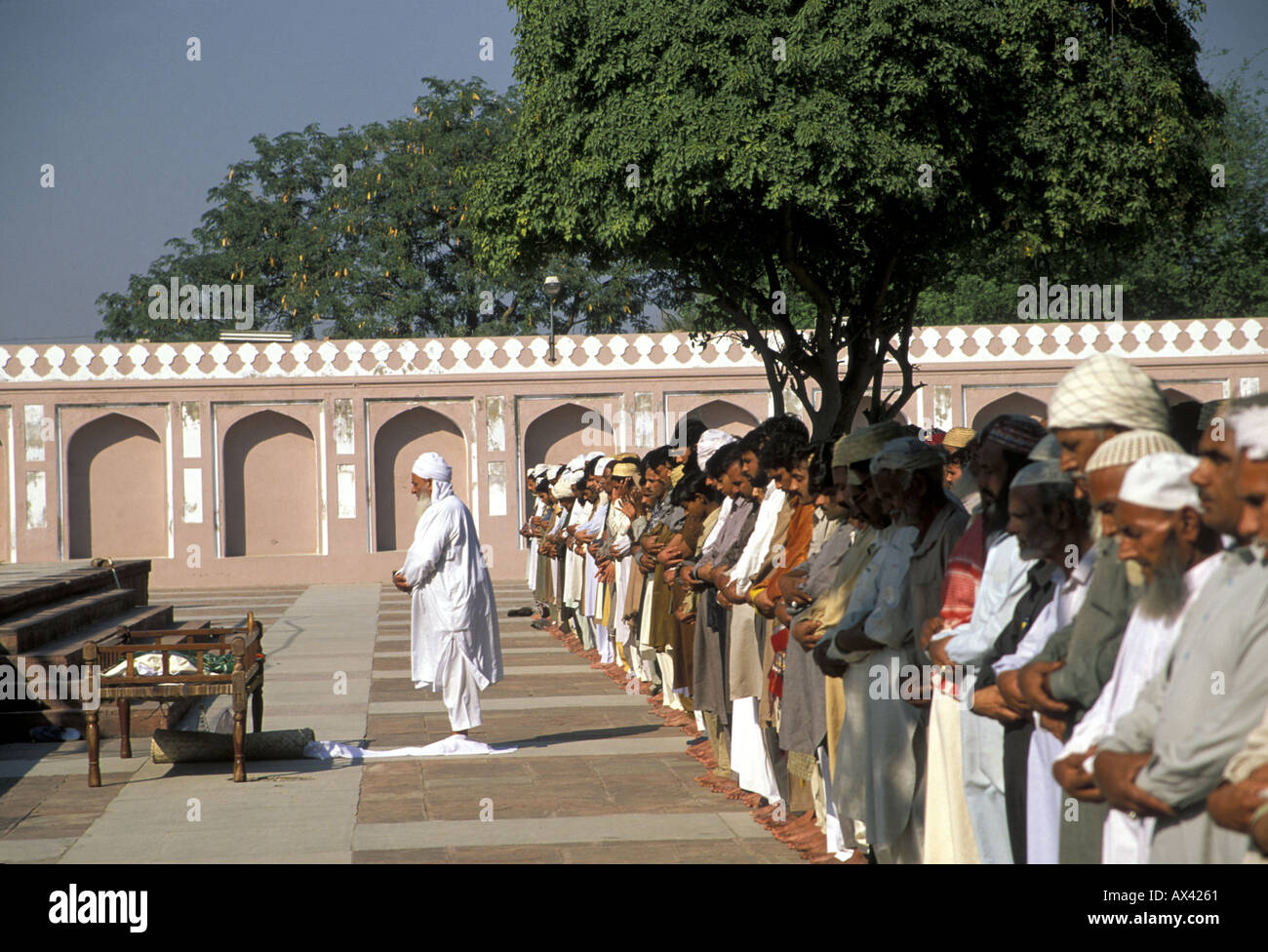 Islam Funeral Mourners High Resolution Stock Photography and Images - Alamy