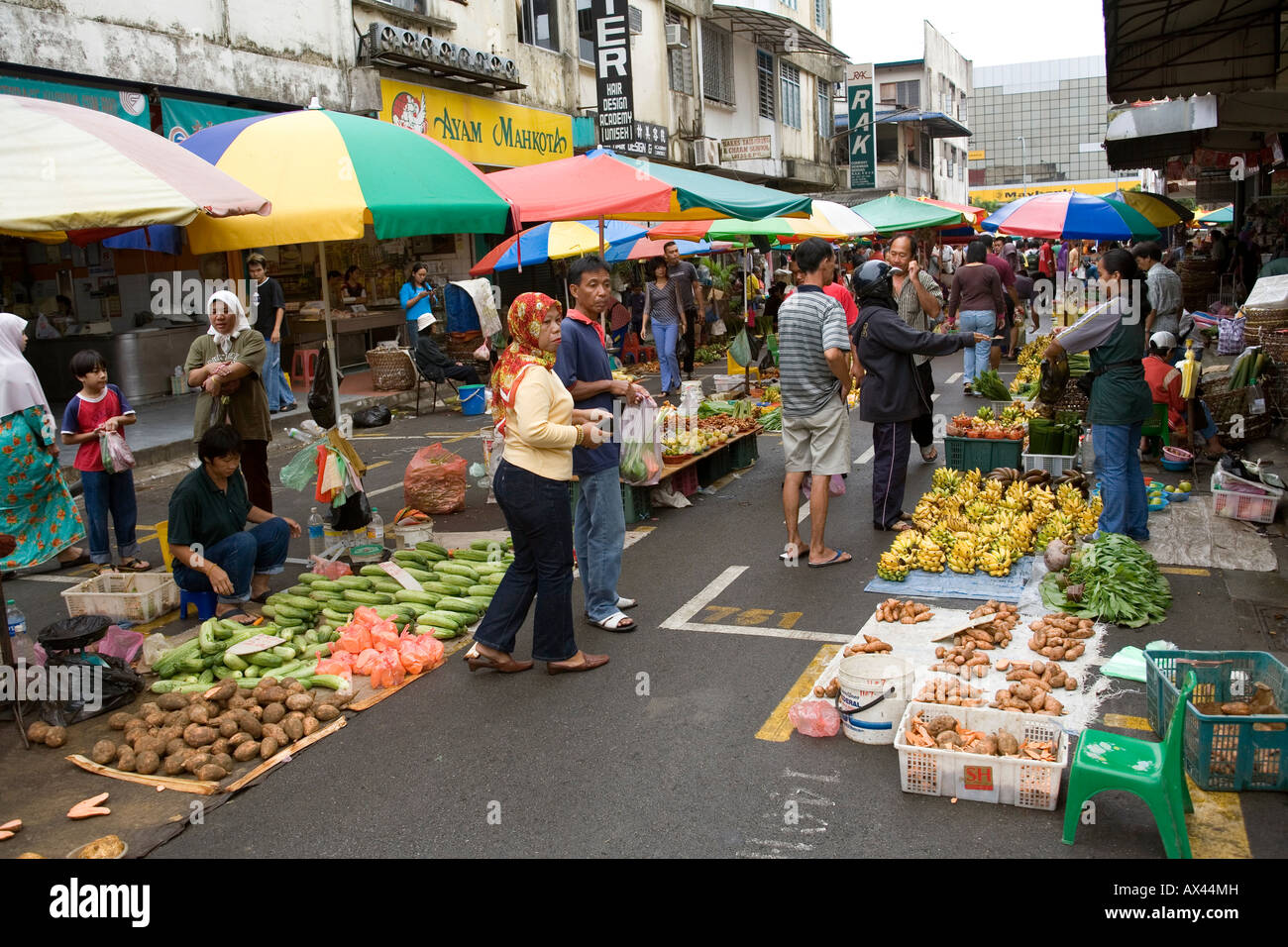 Malaysia Borneo Sarawak Kuching Sunday Market shoppers Stock Photo - Alamy