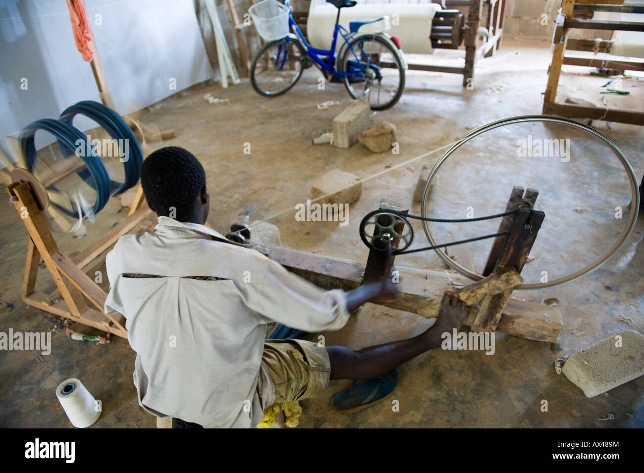 Zanzibar workers in a spinnery near a village of the interland Stock ...