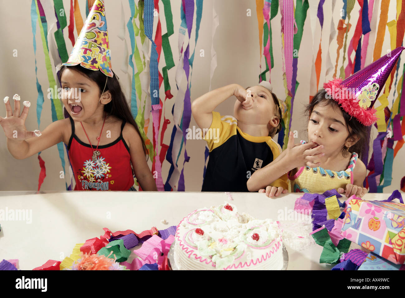 Kids eating birthday cake in a party Stock Photo - Alamy