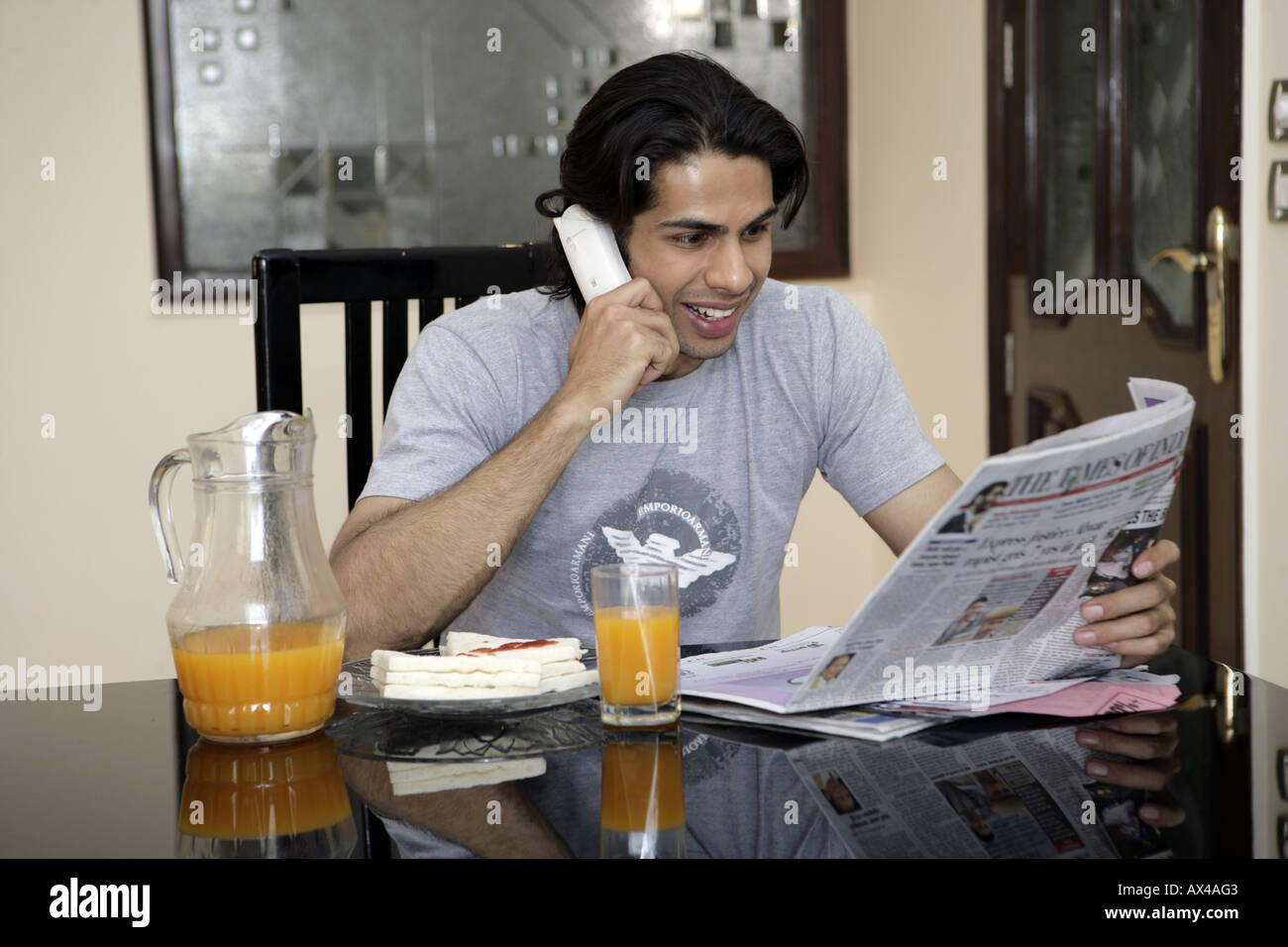 Person reading on phone india hi-res stock photography and images - Alamy