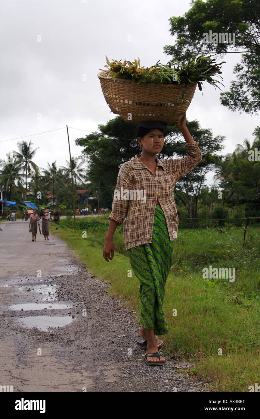Traditional cothes hi-res stock photography and images - Alamy