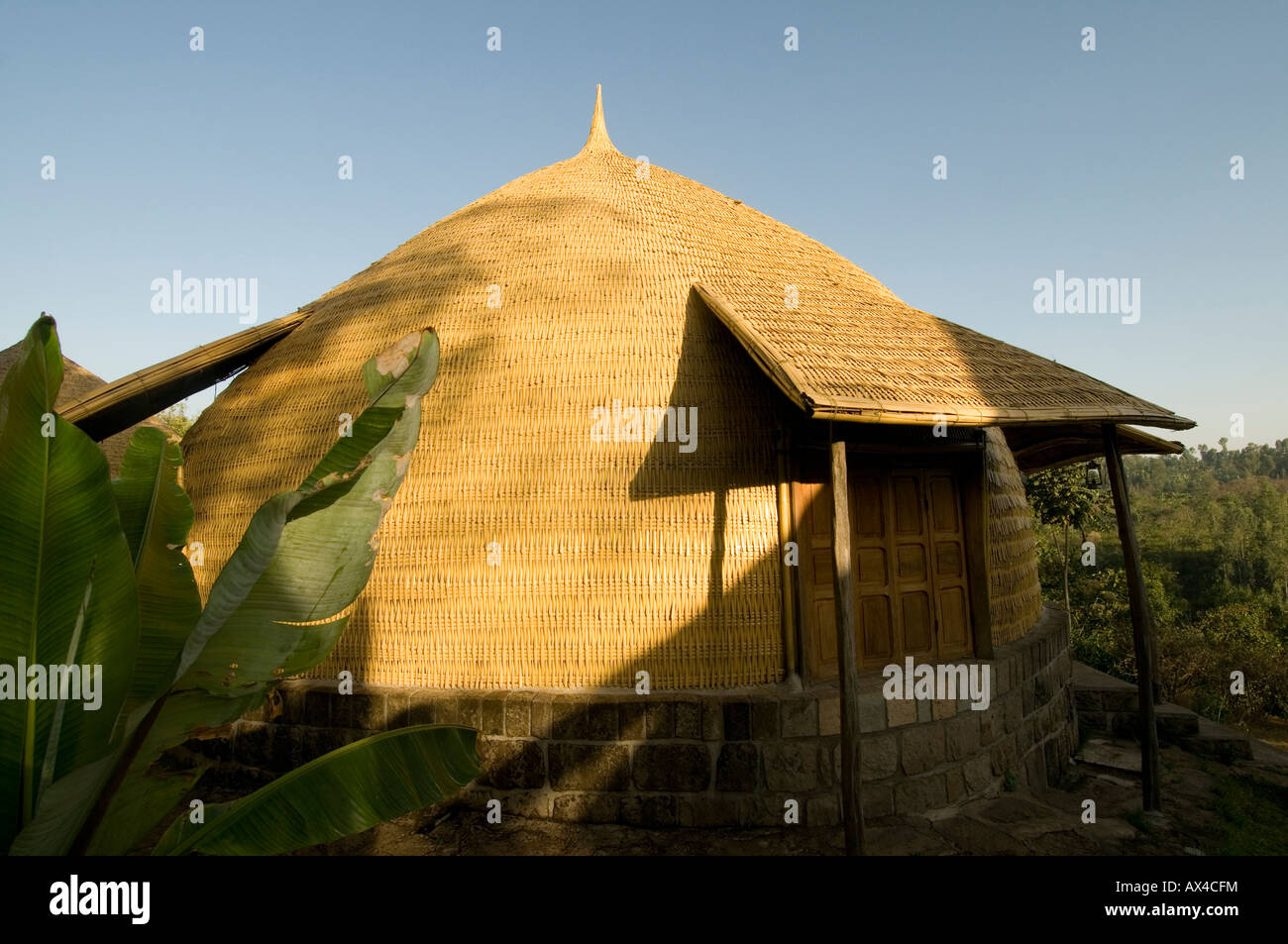 Traditional round house thatched roof hi-res stock photography and ...