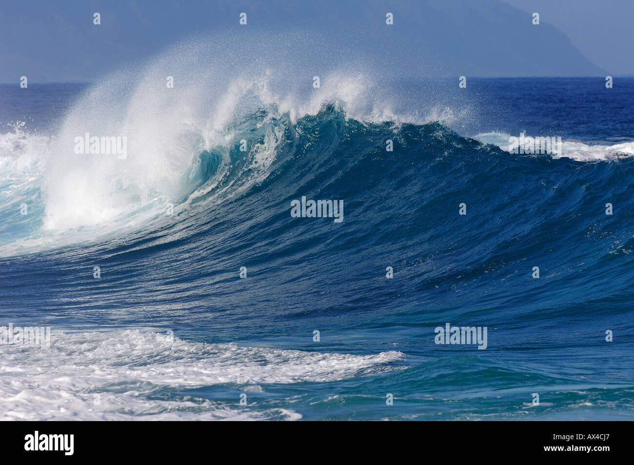 Closeup shot foam waves hi-res stock photography and images - Alamy